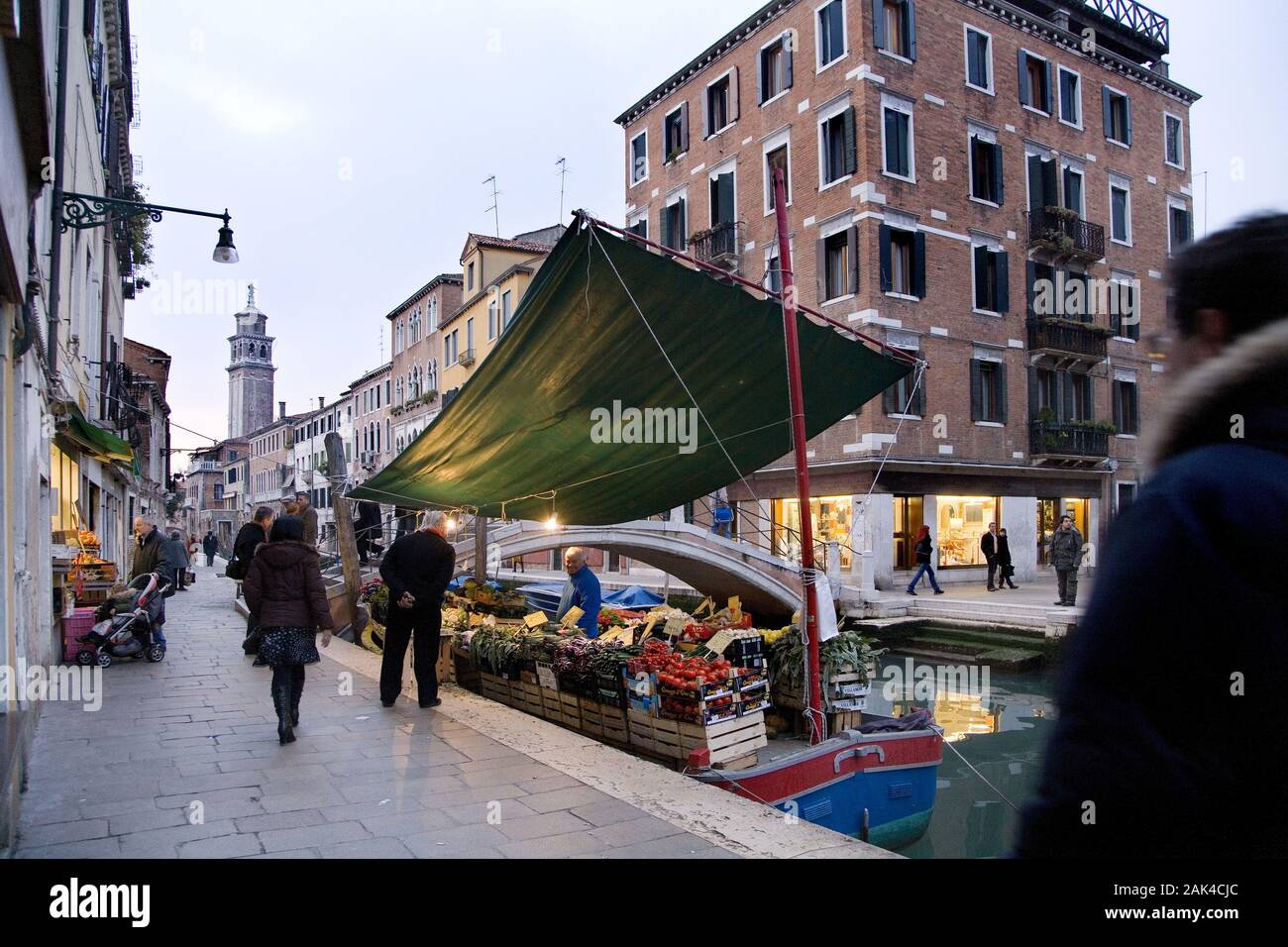 Marktschiff auf dem Campo San Barnaba, Venedig | usage worldwide Stock ...