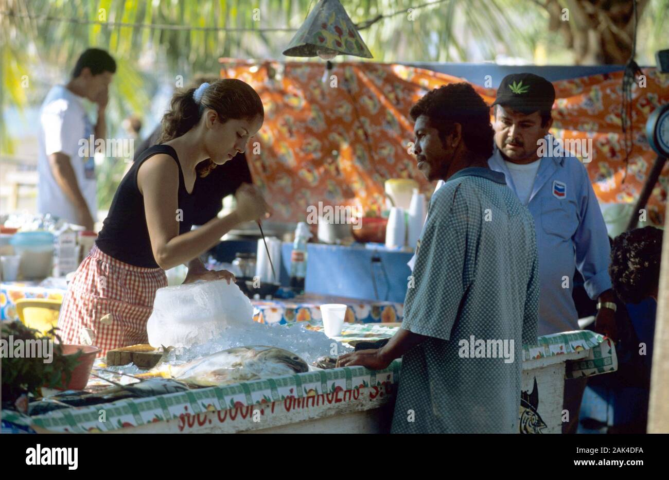 Mexico fish women market hi-res stock photography and images - Alamy