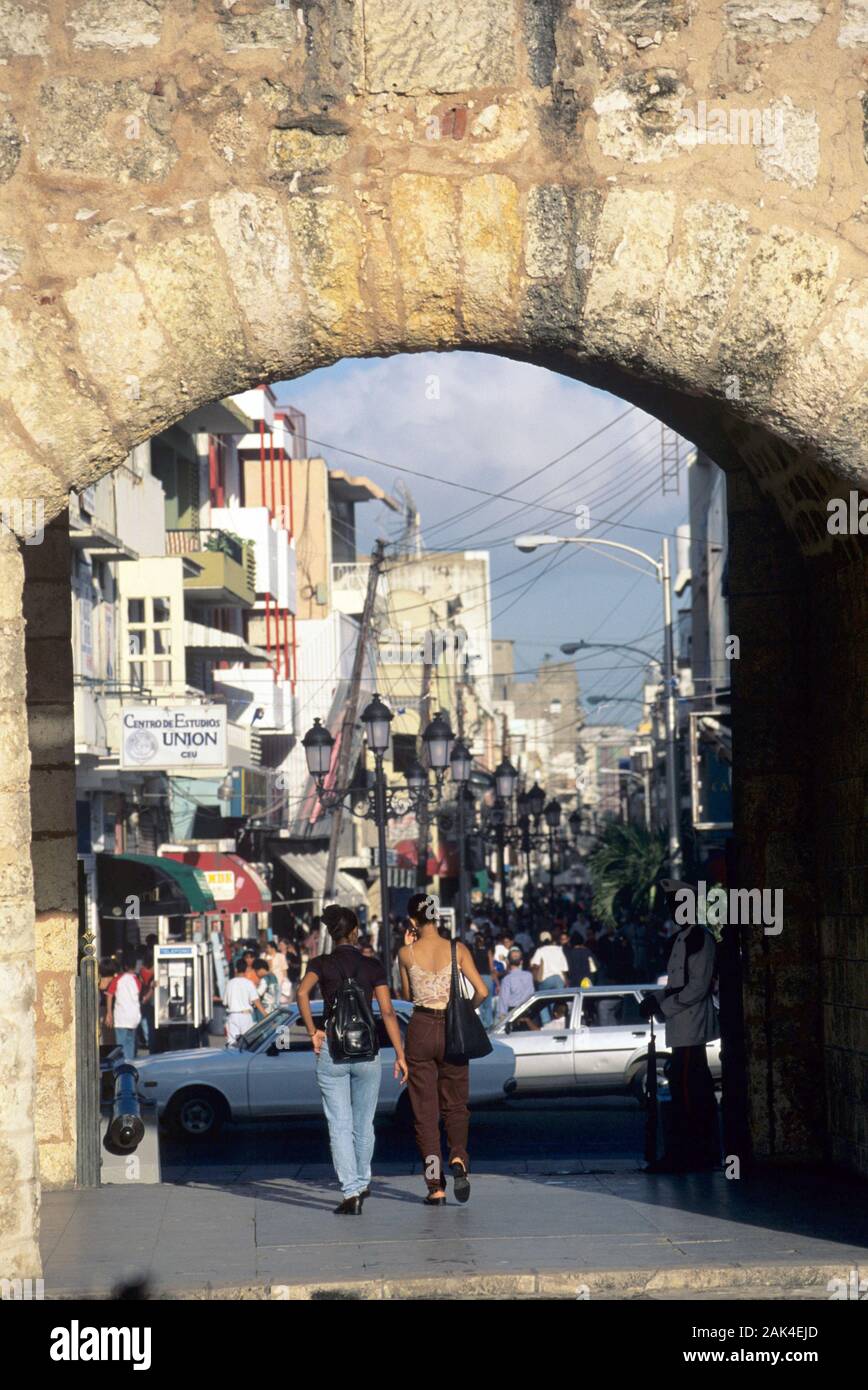 Dominican Republic: Santo Domingo - Puerta del Conde | usage worldwide ...