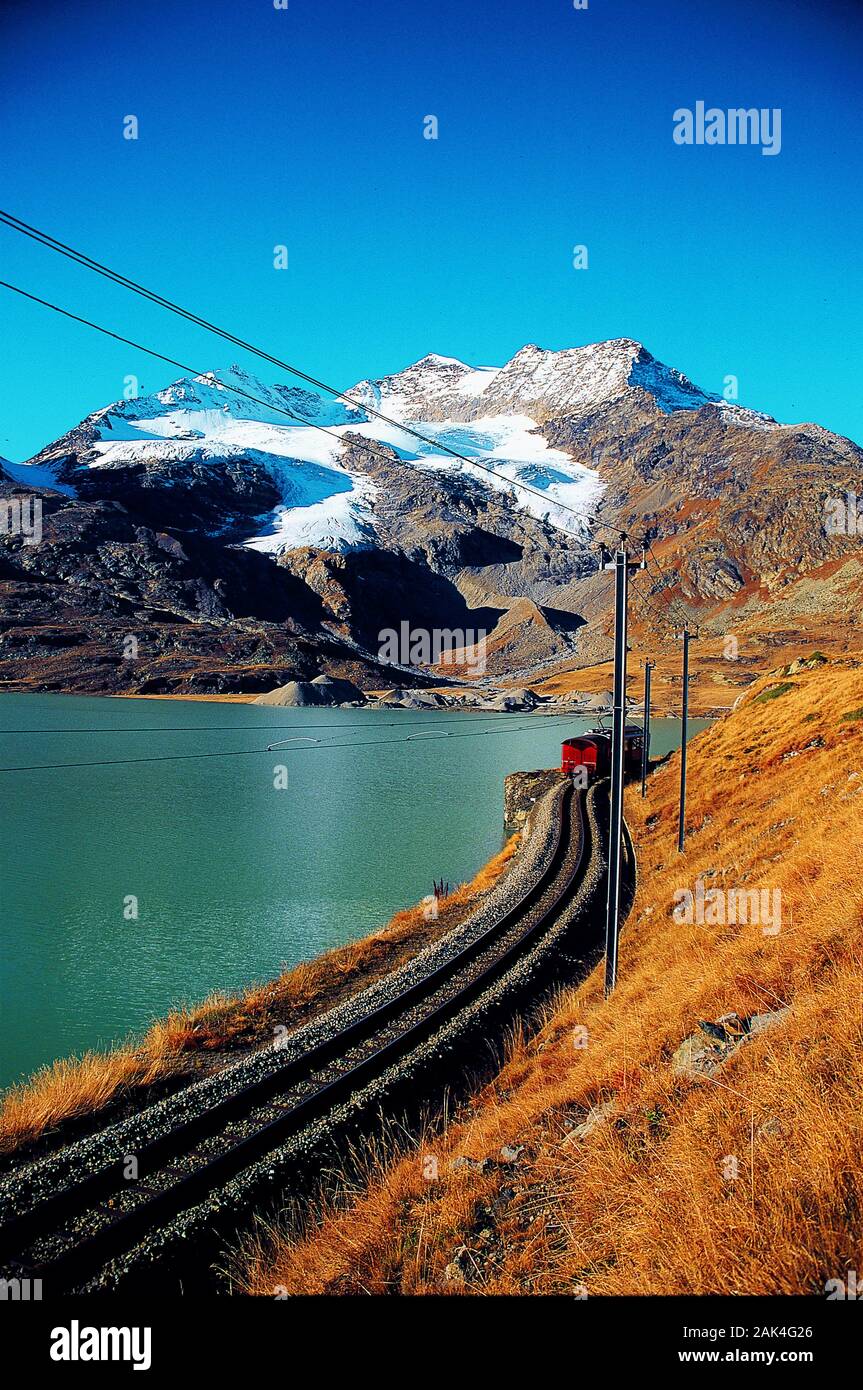 Bahnstrecke am Berninapass, Schweiz | usage worldwide Stock Photo - Alamy