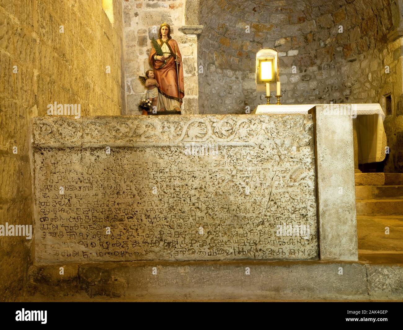 Insel Krk: Steintafel von Baska in der Kapelle St. Lucija in Baska, die ...