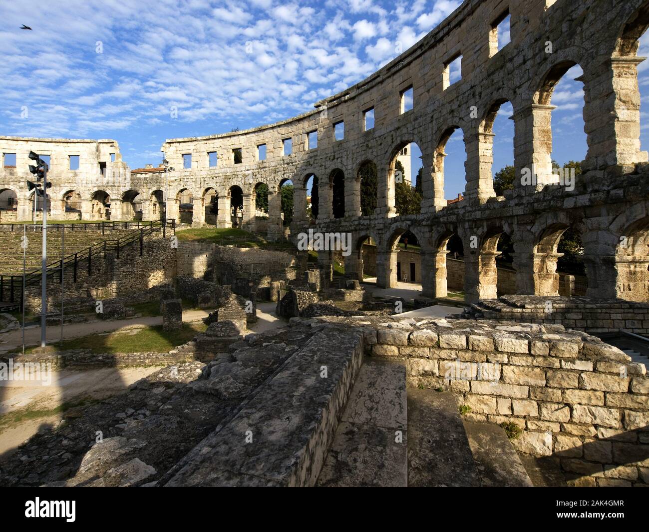 Pula: Amphitheater am Abend, bedeutendste Sehenswürdigkeit der Stadt ...