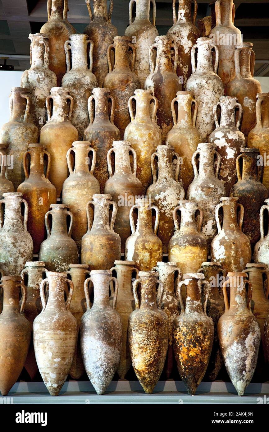 Antike Tontöpfe im Archäologischen Museum in Lipari-Stadt auf Lipari ...