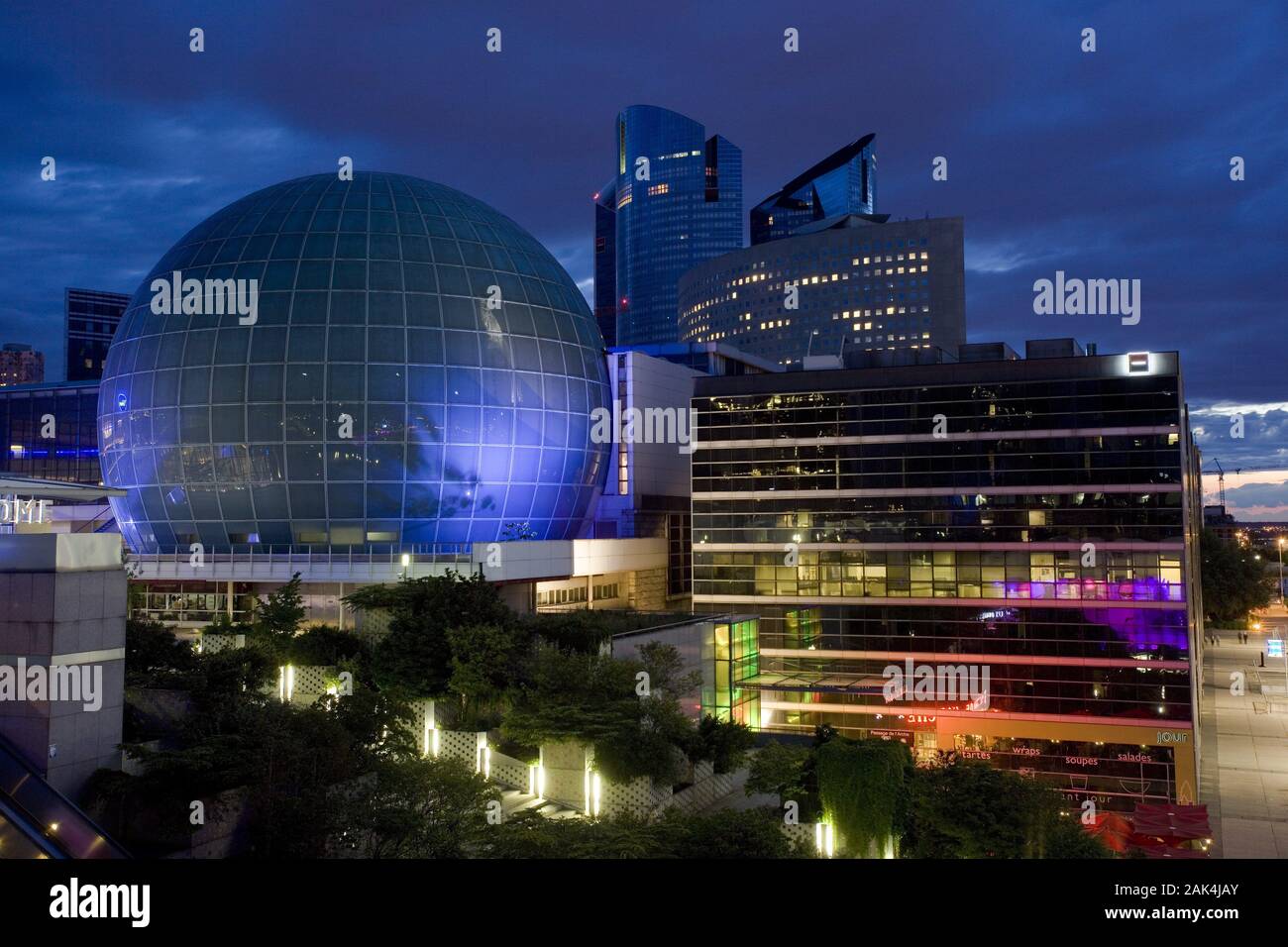 Le Dome im Pariser Stadtviertel La Defense, am Abend, Paris, Frankreich ...