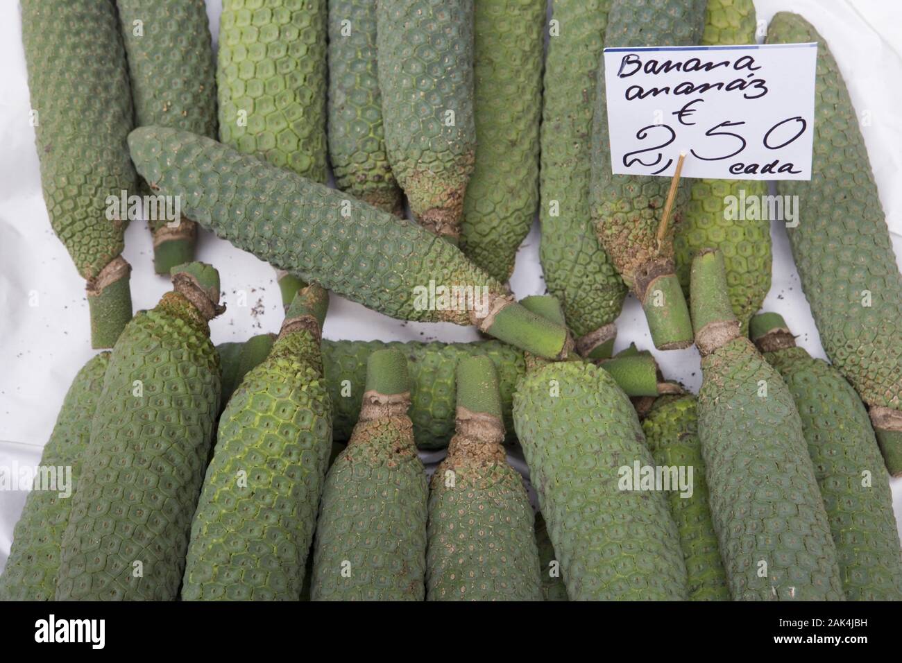 Banana Ananaz zum Verkuaf in der Markthalle "Mercado dos Lavradores" in ...