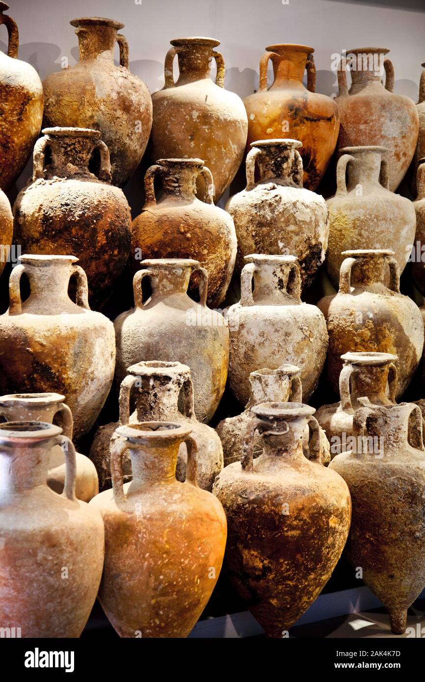 Insel Lipari: Antike Tontöpfe im Archäologischen Museum in Lipari-Stadt ...