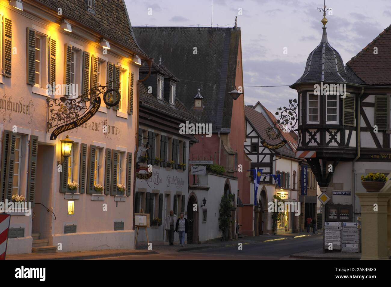 Abendliche Stimmung in der Altstadt von Deidesheim, Pfalz, Deutschland ...