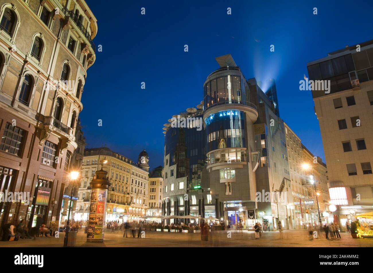 Stephansplatz und Haashaus bei Nacht, Wien, Österreich | usage ...