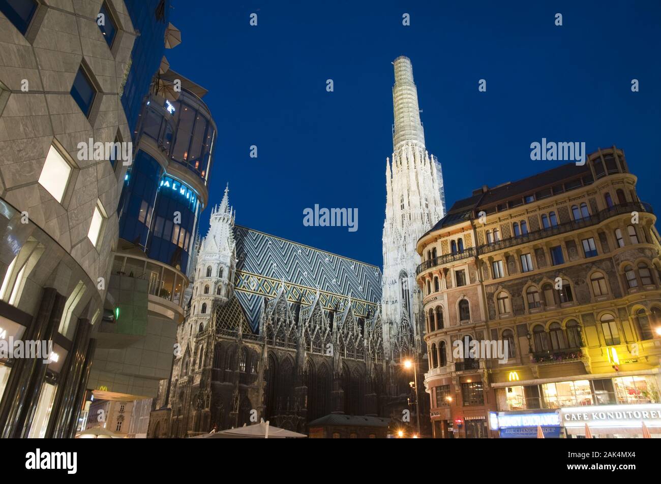 Stephansplatz und Stephansdom bei Nacht, Wien, Österreich | usage ...