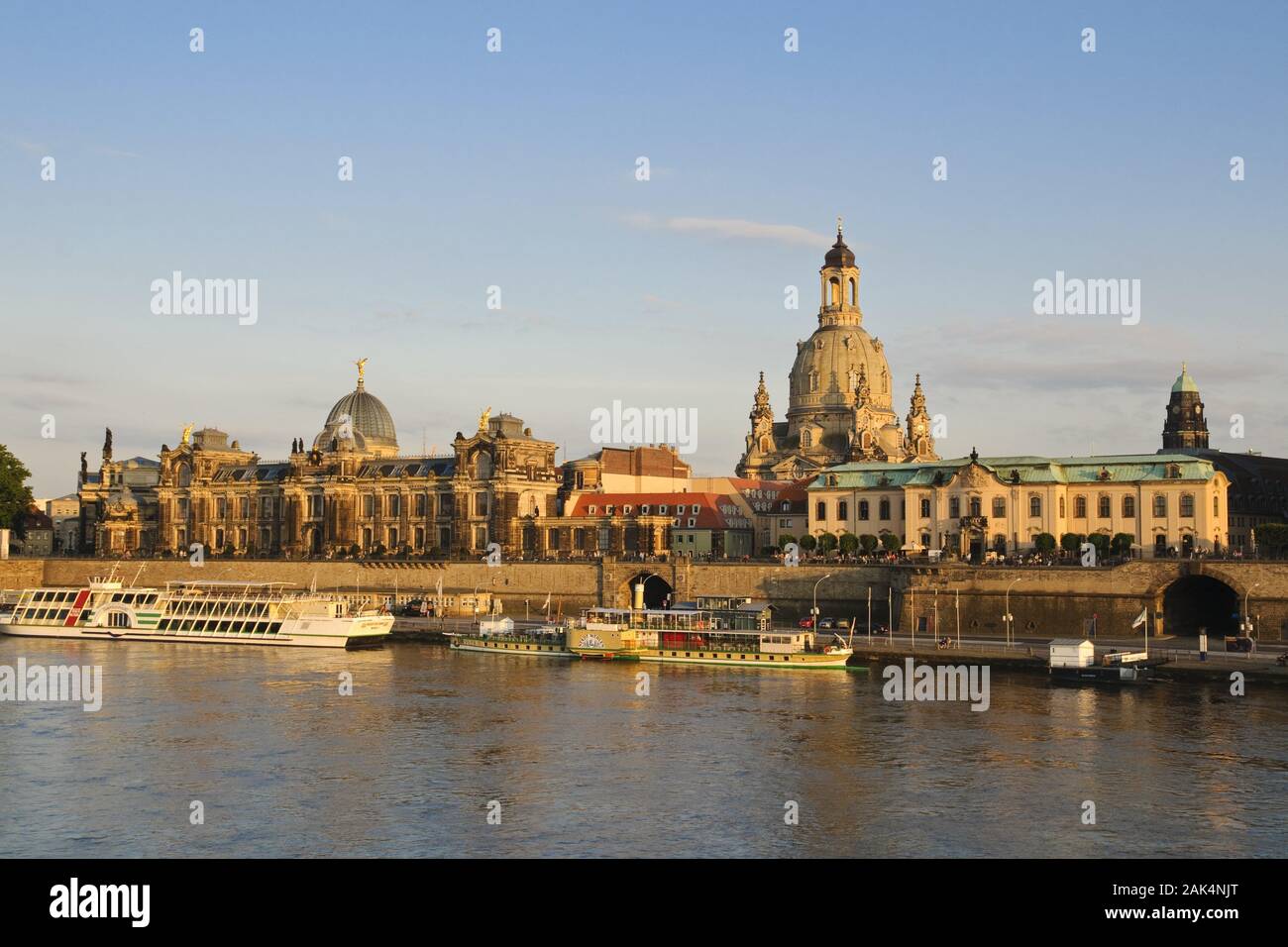 Blick über die Elbe auf die Altstadt mit Kunstakademie, Frauenkirche ...