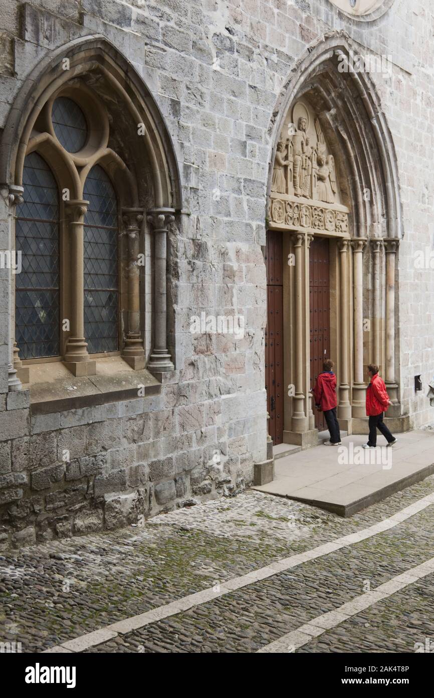 Roncesvalles: Eingang zur Kathedrale, Spanien Norden | usage worldwide ...