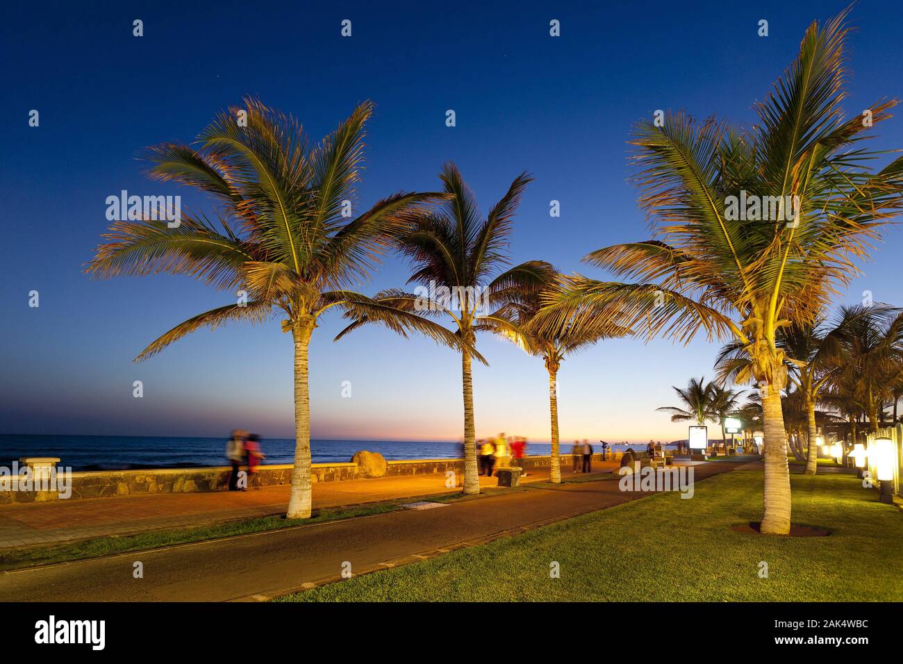 Maspalomas: Promenade im Abendlicht, Gran Canaria | usage worldwide ...