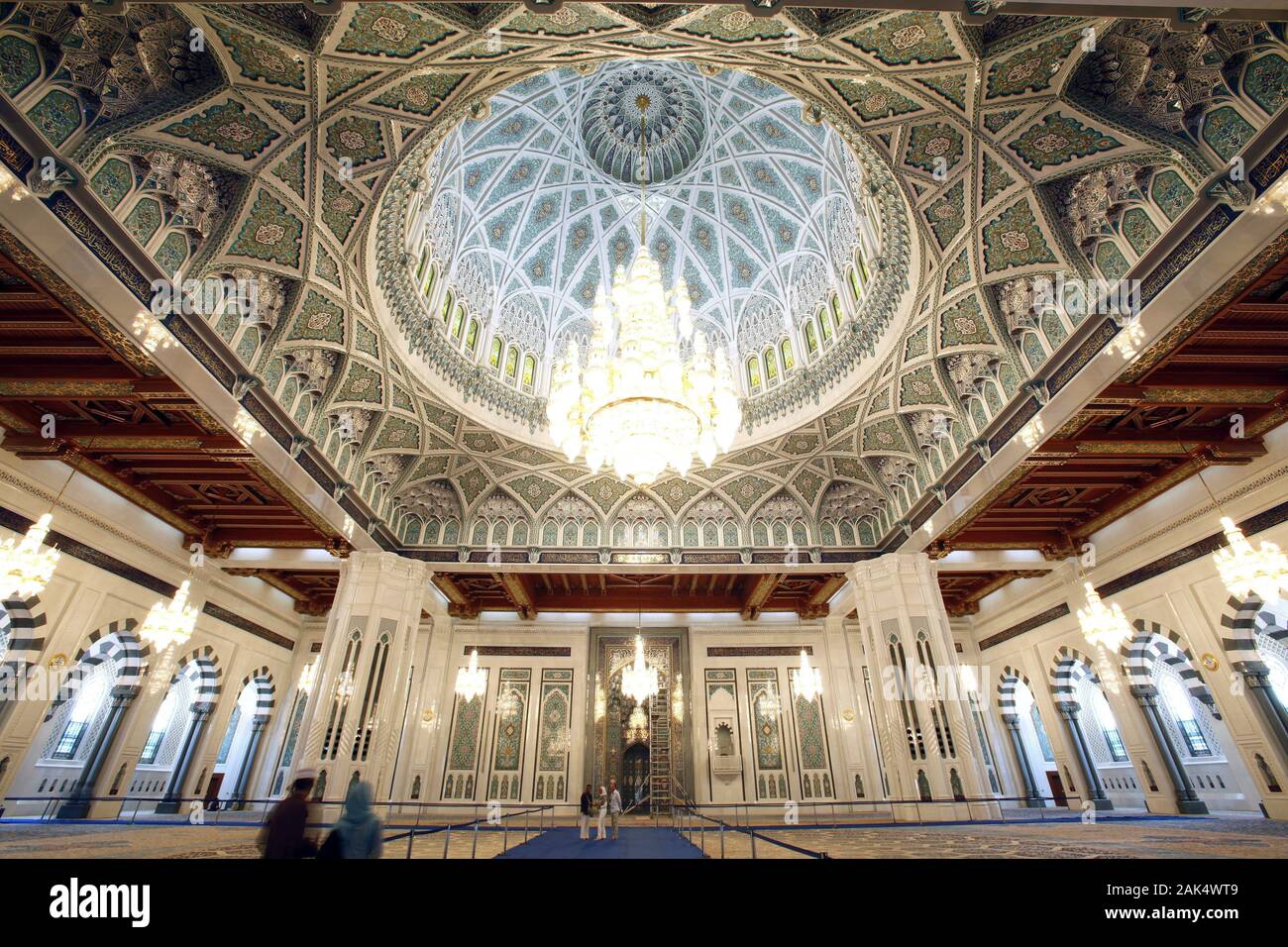 Sultanat Oman: Sultan-Qaboos-Moschee in Muscat, Dubai | usage worldwide ...