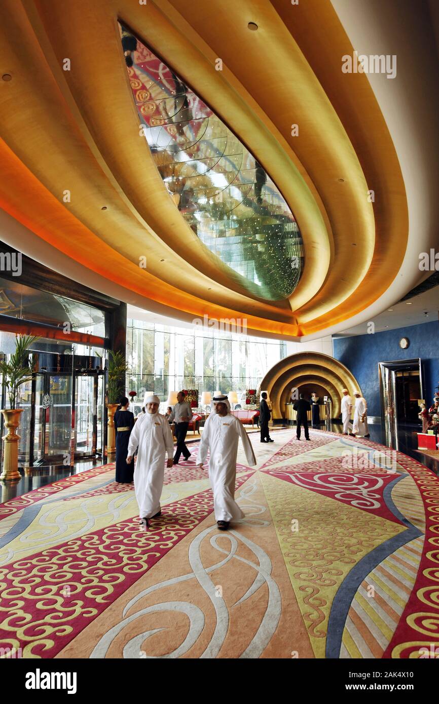 Dubai: Hotel Foyer im "Burj al Arab" ("Turm der Araber") an der ...