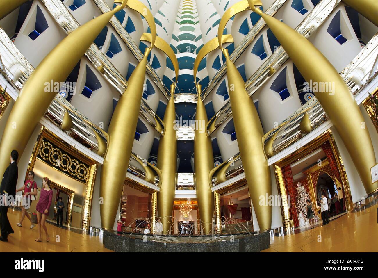 Dubai: Hotel Foyer im "Burj al Arab" ("Turm der Araber") an der ...