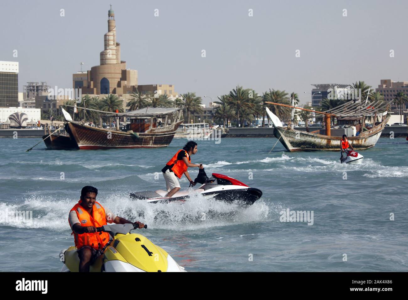 Qatar Emirat Katar: Jet Ski im Dhau Hafen von Doha, im Hintergrund die ...
