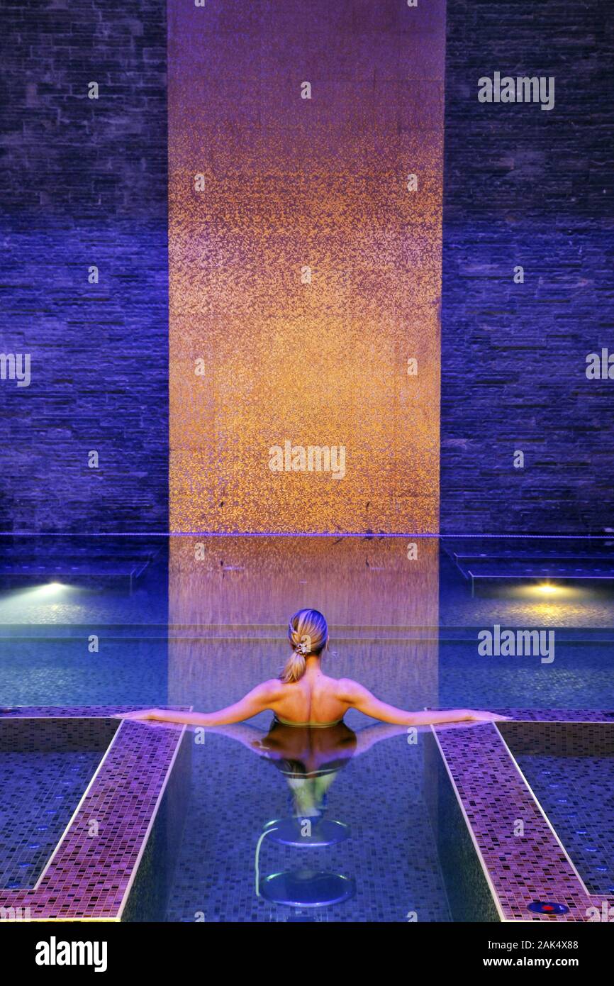 Emirat Ras Al Khaimah (RAK): Rainforest Vitality Pool im Wuestenresort ...