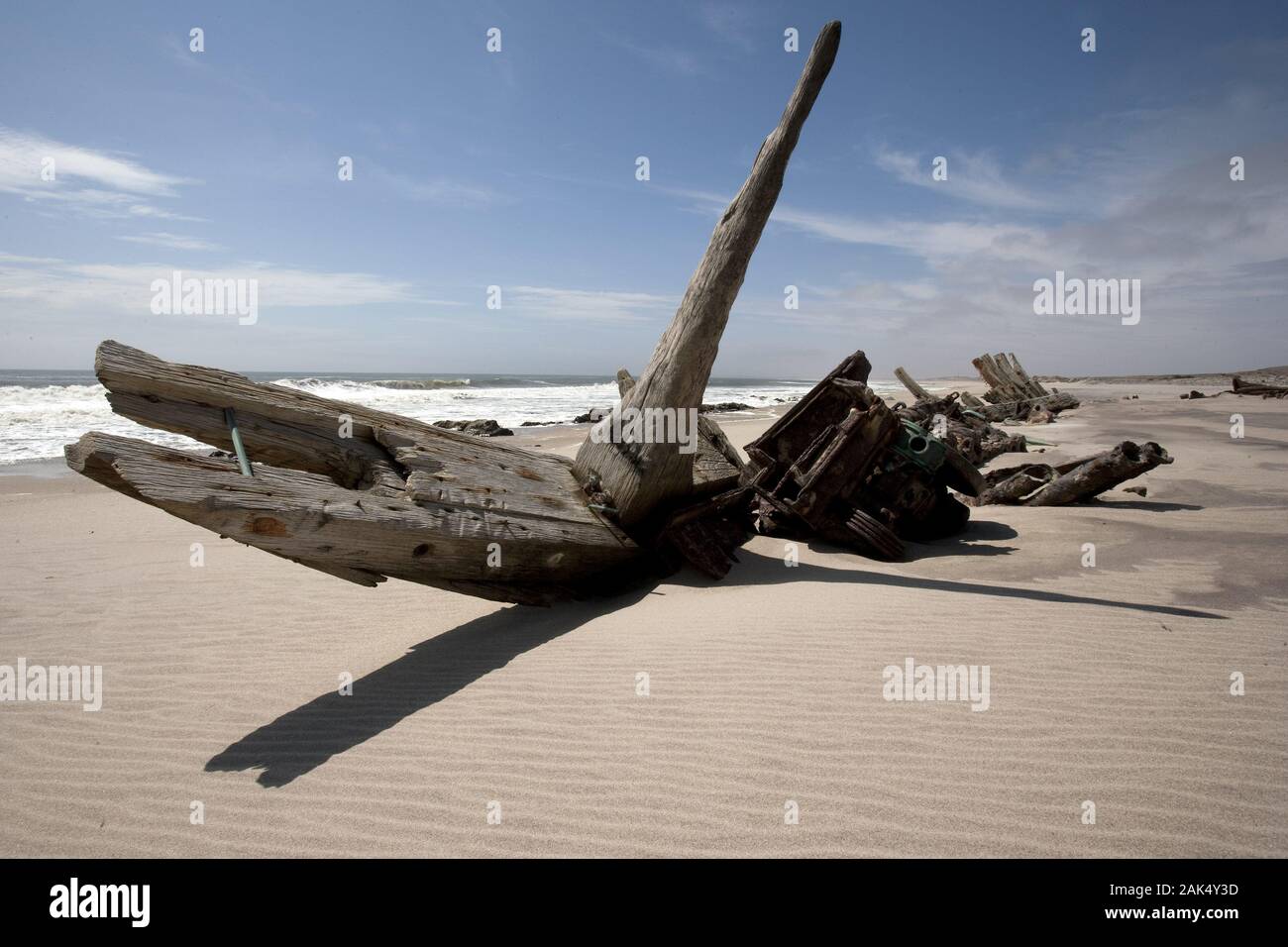 Schiffswrack suedlich von Torra Bay im Skeleton Coast National Park ...