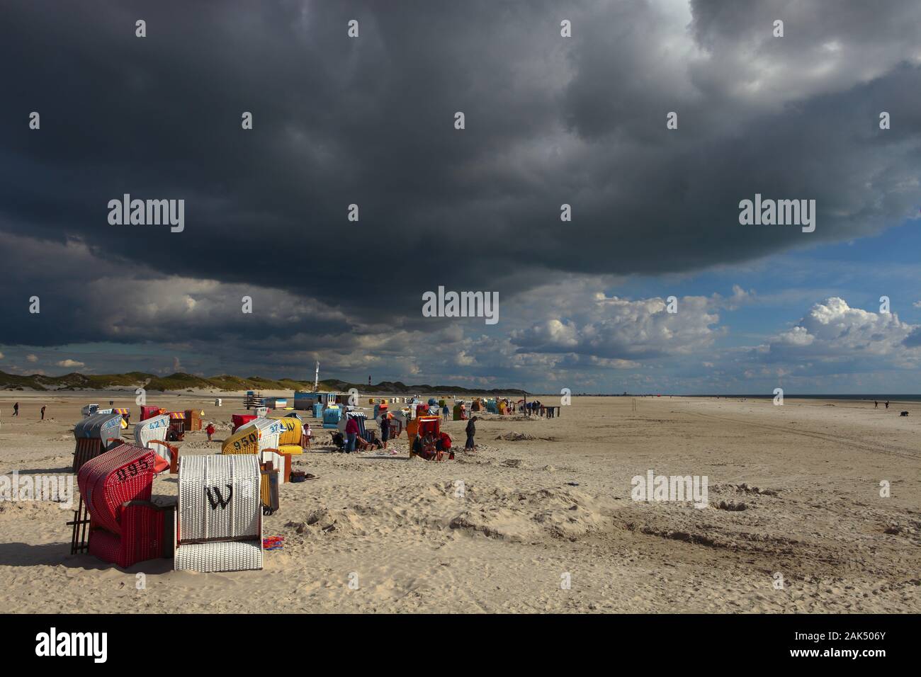 Amrum: Dunkle Wolken über dem Kniepsand-Strand bei Nebel, Nordseeküste ...