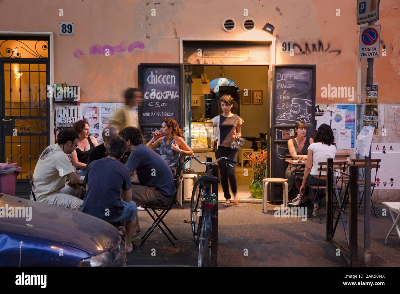 Stadtviertel Pigneto: Bar in der Via Pigneto, Rom | usage worldwide ...