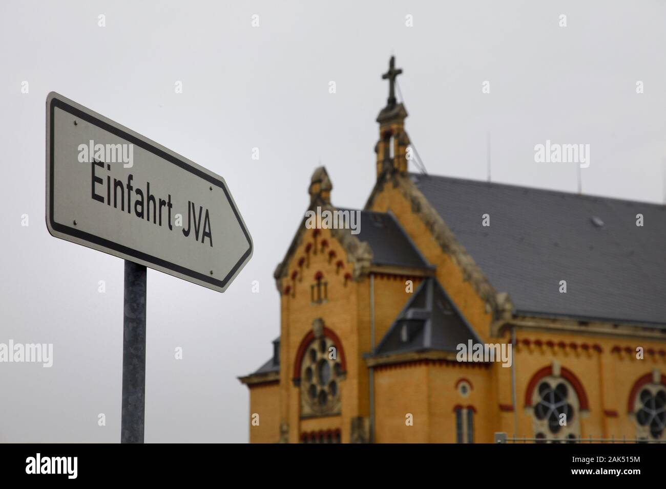 Hinweisschild zur JVA Bautzen, Spreewald | usage worldwide Stock Photo ...