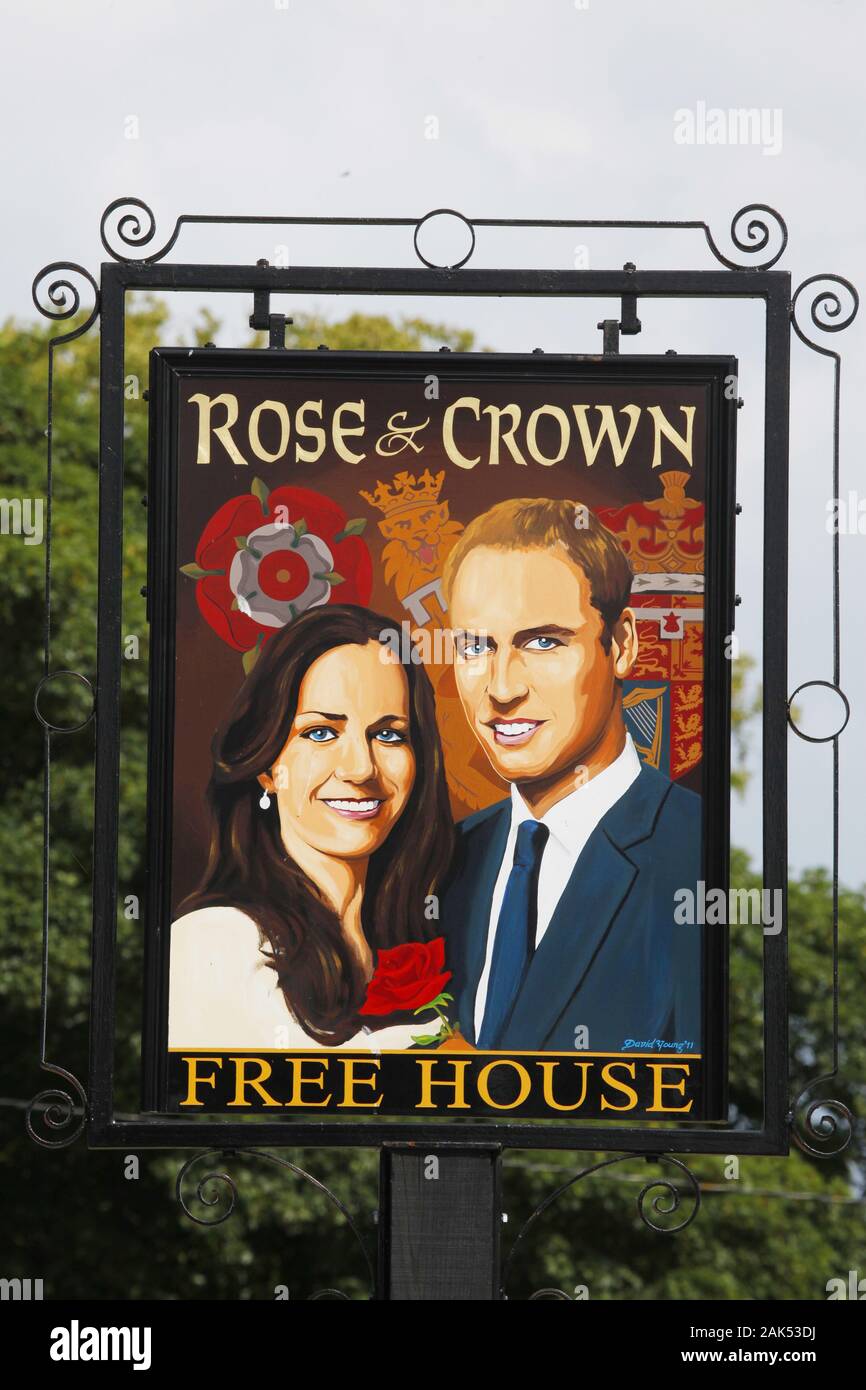 Tilshead: Pubschild des "Rose & Crown", Wiltshire | usage worldwide ...