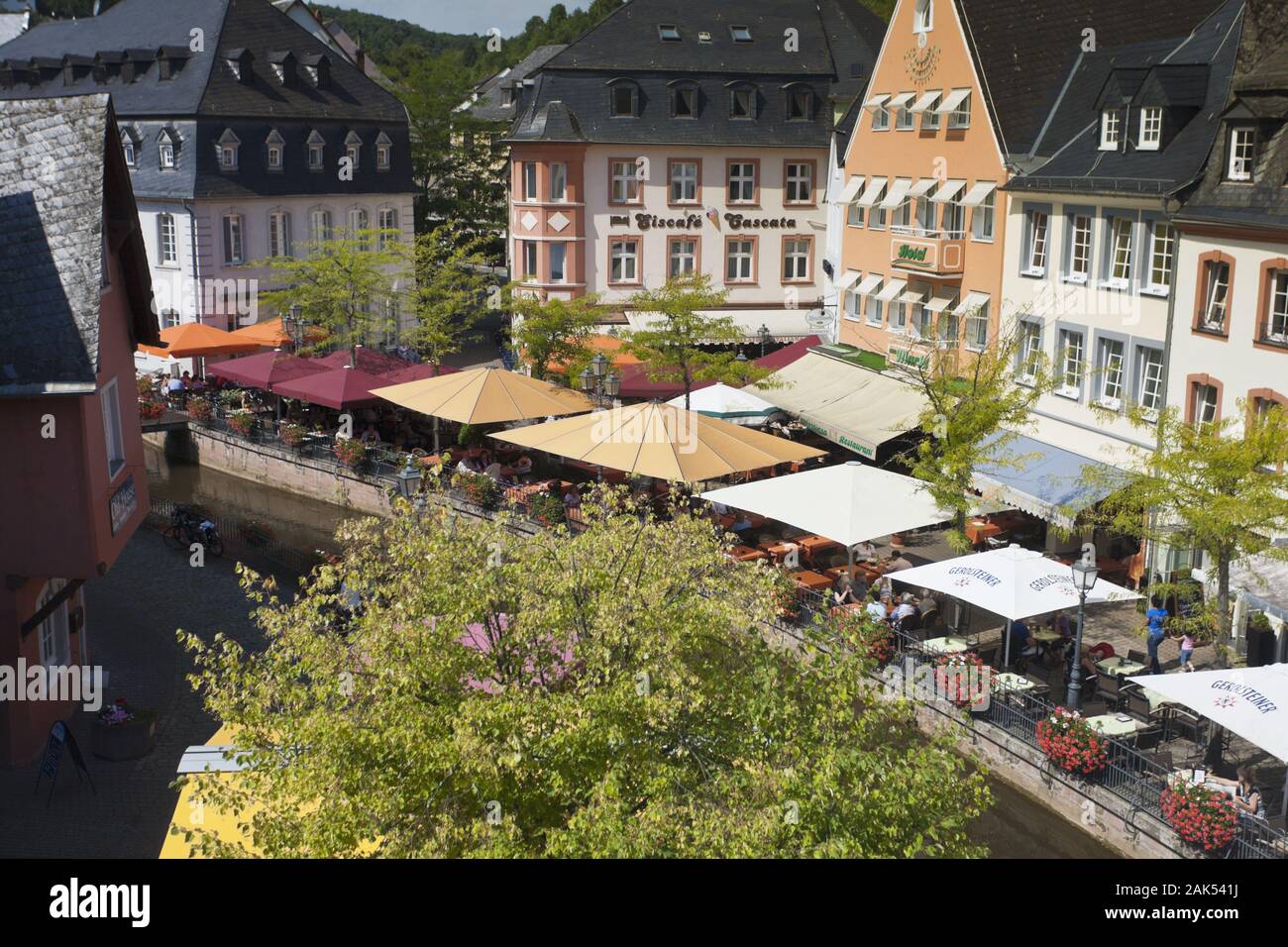 Saarburg: Terrassencafes und Restaurants entlang der Leuk, Mosel ...
