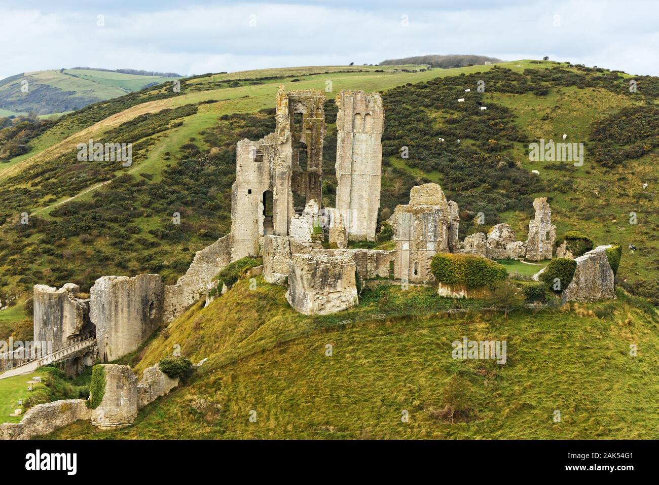 Isle of Purbeck: Corfe Castle in den Purbeck Hills, Suedengland | usage ...