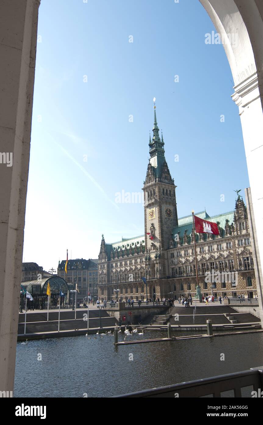 Das rathaus in hamburg hi-res stock photography and images - Alamy