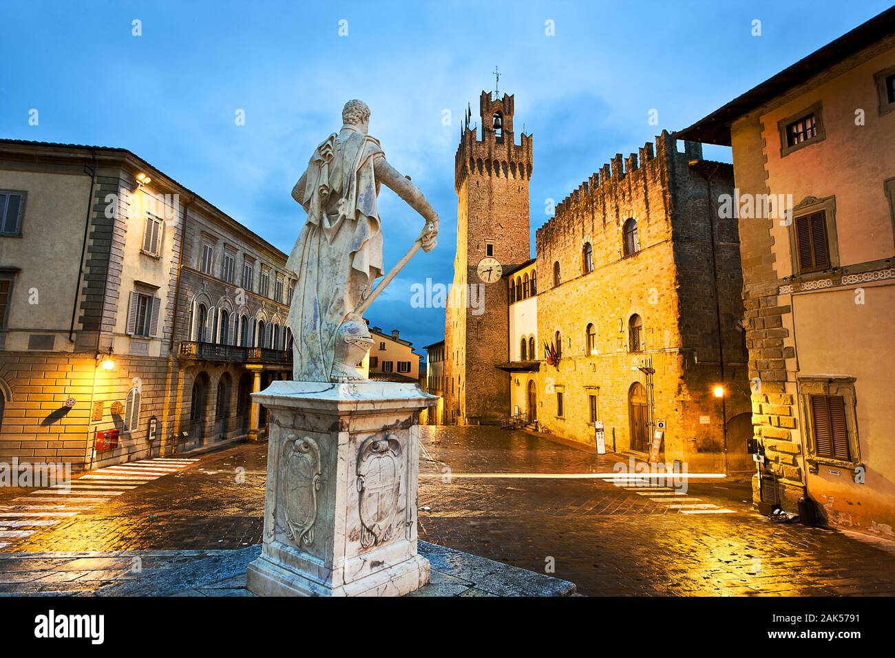 Arezzo: Statue Ferdinando I. de Medici und Palazzo Comunale auf der ...