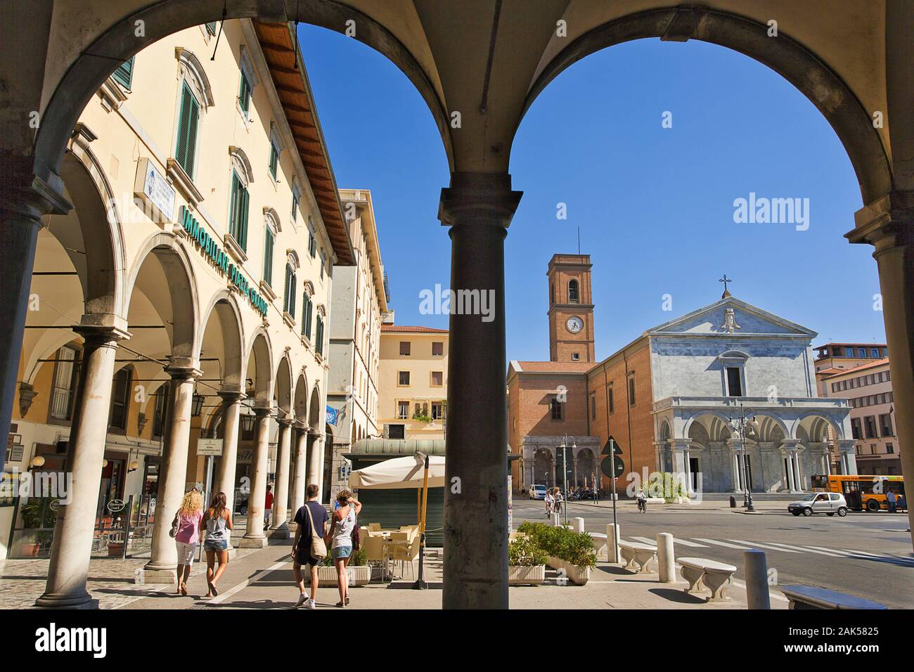 Livorno: Blick durch die Arkaden auf die Piazza Grande, Toskana | usage ...