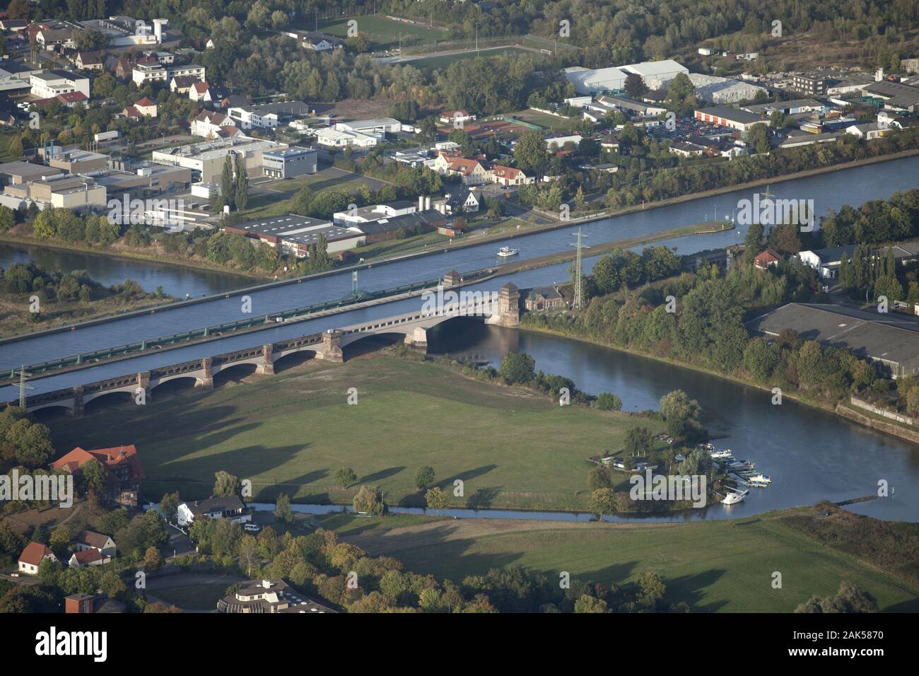 Luftaufnahme der Wasserkreuzung Minden: Mittellandkanal ueberquert die ...
