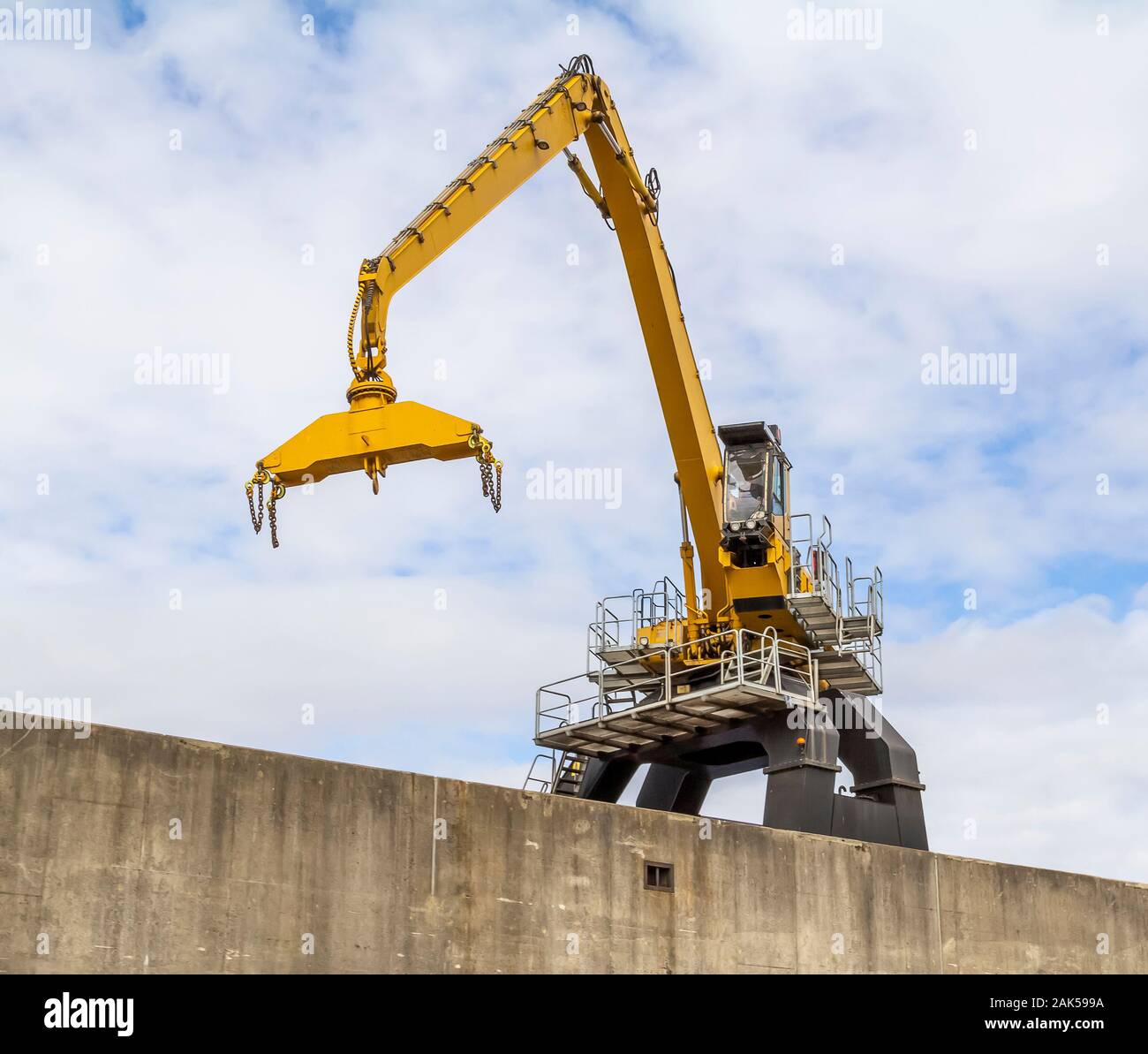 Quay crane hi-res stock photography and images - Alamy
