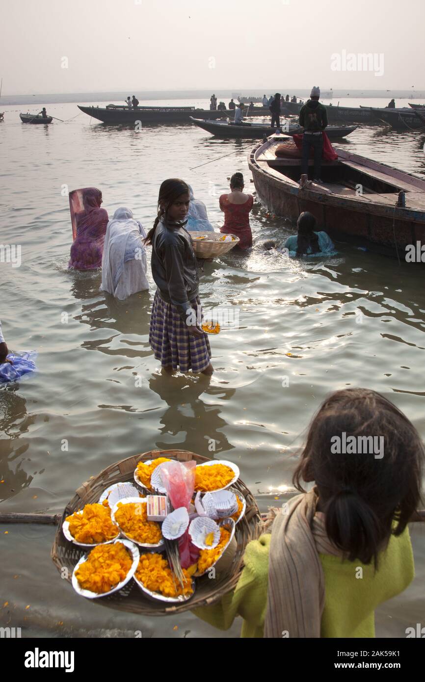 Bundesstaat Uttar Pradesh: Varanasi, Badende Pilger im Ganges am Morgen ...