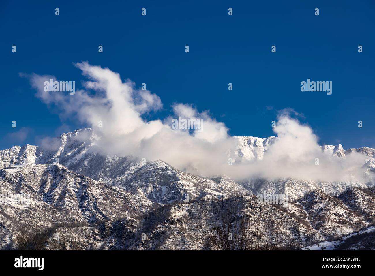 Snow covered mountain range landscape Stock Photo - Alamy