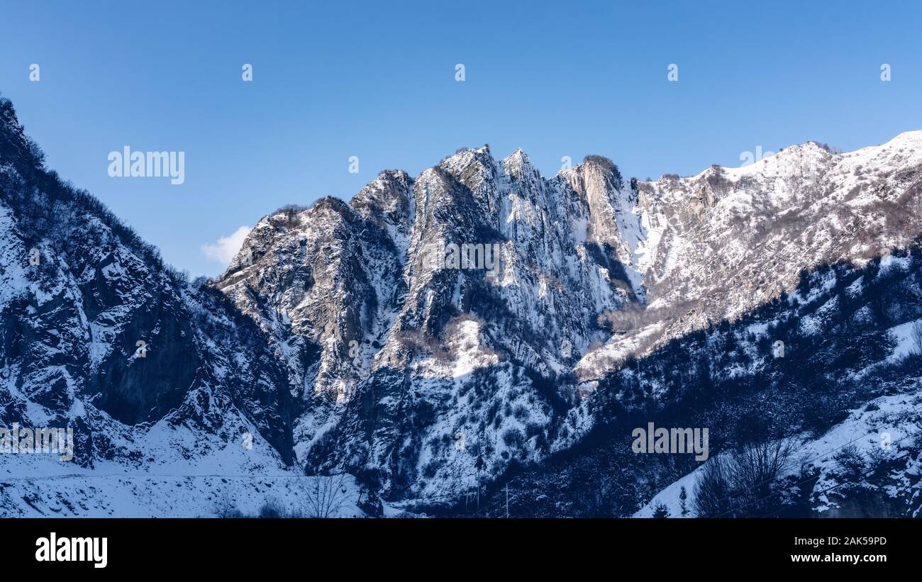 Snow covered mountain range landscape Stock Photo - Alamy