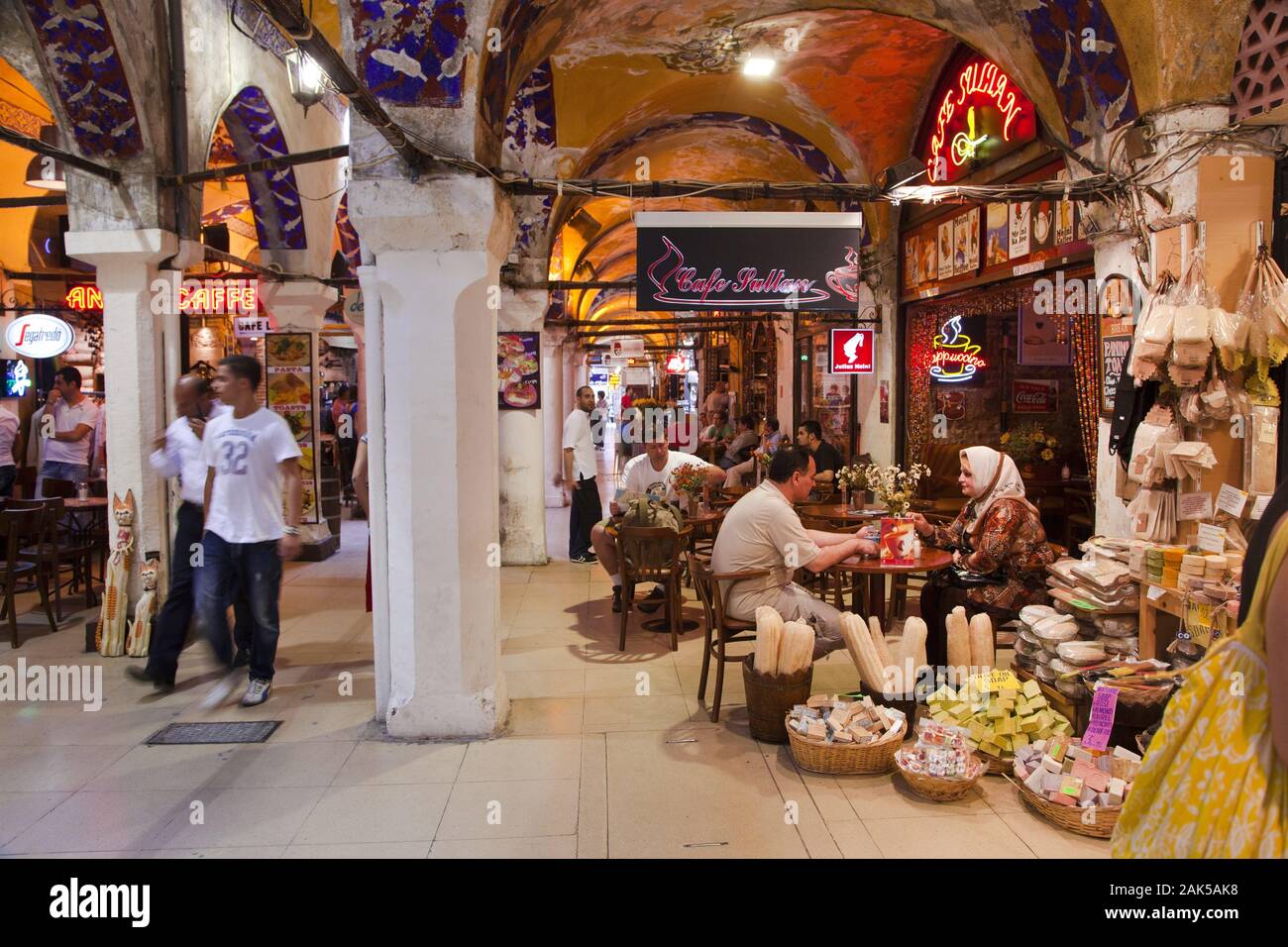 Stadtteil Beyazit: Bazar im Geschaeftsviertel Kapali Carsi, Istanbul ...