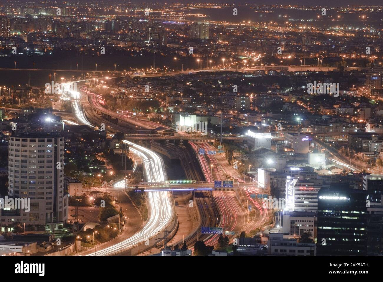 Tel Aviv: Blick vom Azrieli Observatory auf die Stadt mit Ayalon ...