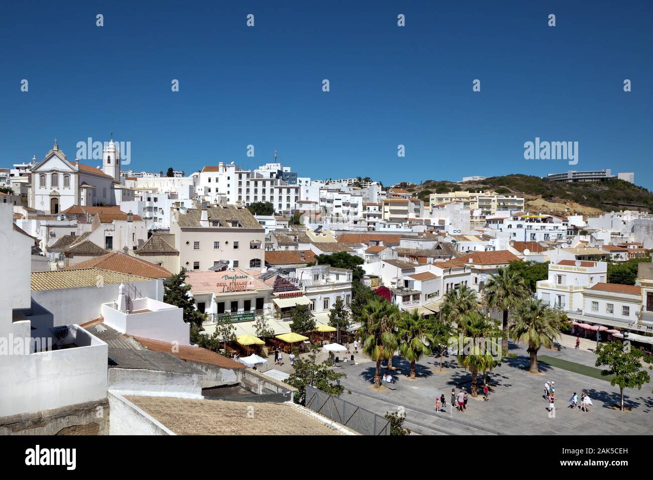 Albufeira: Promenadencafes, Springbrunnen und Palmen auf dem Largo ...