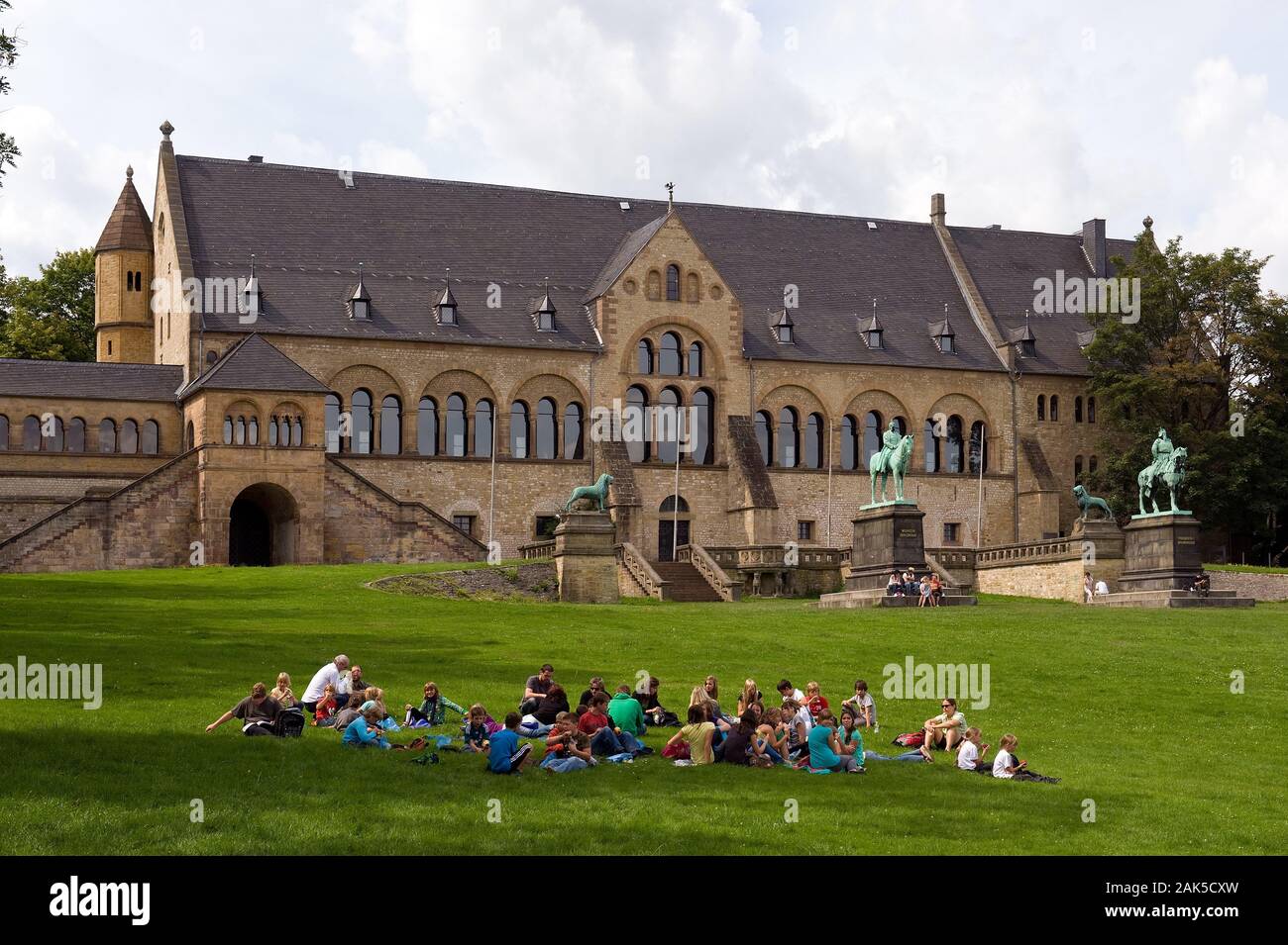 Goslar: Touristen auf der Wiese vor der Kaiserpfalz, Hannover | usage ...
