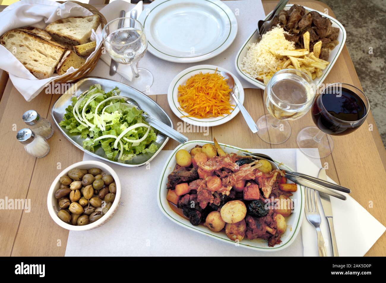 Monchique: Ziegenbraten, portugiesische Hausmannskost im Bergrestaurant ... Monchique: Ziegenbraten, portugiesische Hausmannskost im Bergrestaurant ...