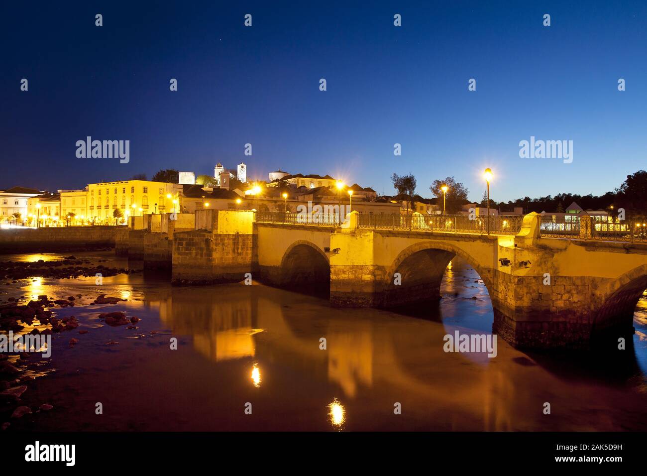 Tavira: Blick auf die roemische Bruecke ueber den Rio Gilao, am Abend ...