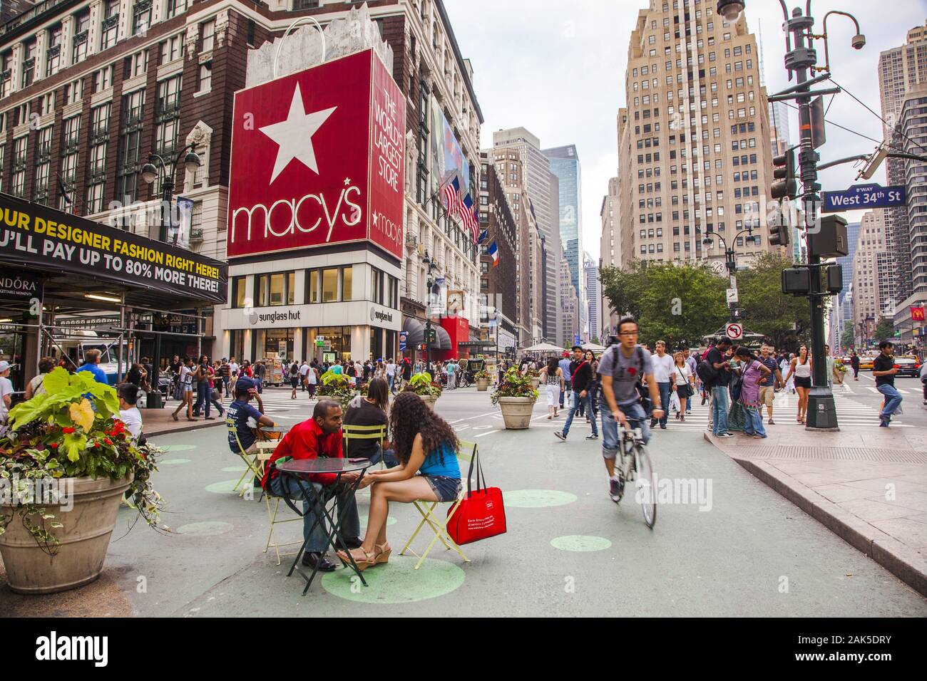 34th street herald square manhattan hi-res stock photography and images ...