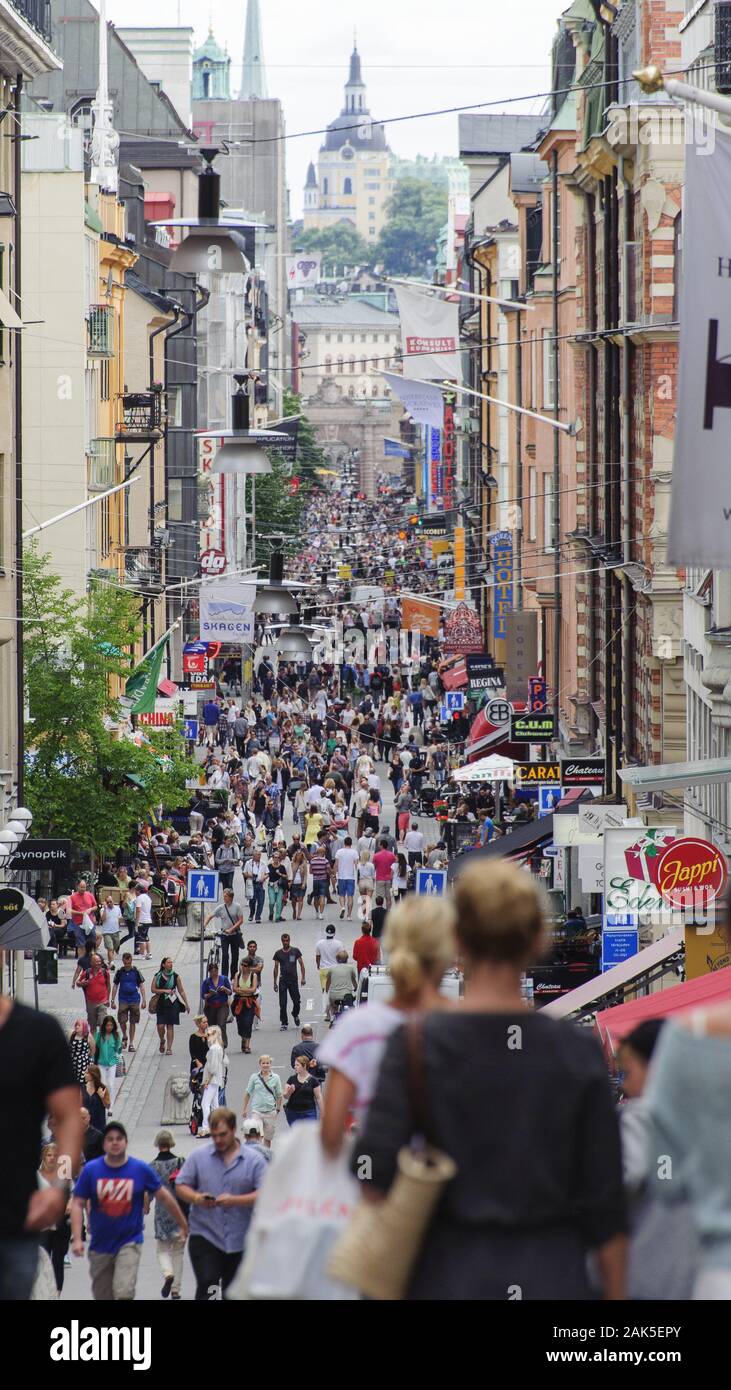 Stockholm drottninggatan people shopping hi-res stock photography and ...