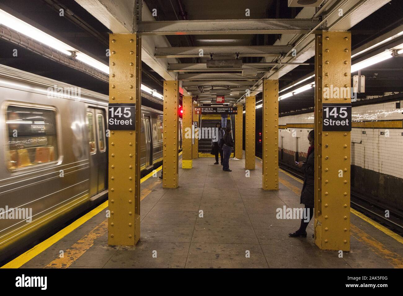 Stadtbezirk Manhattan/Harlem: U-Bahn-Station 145th street, New York ...