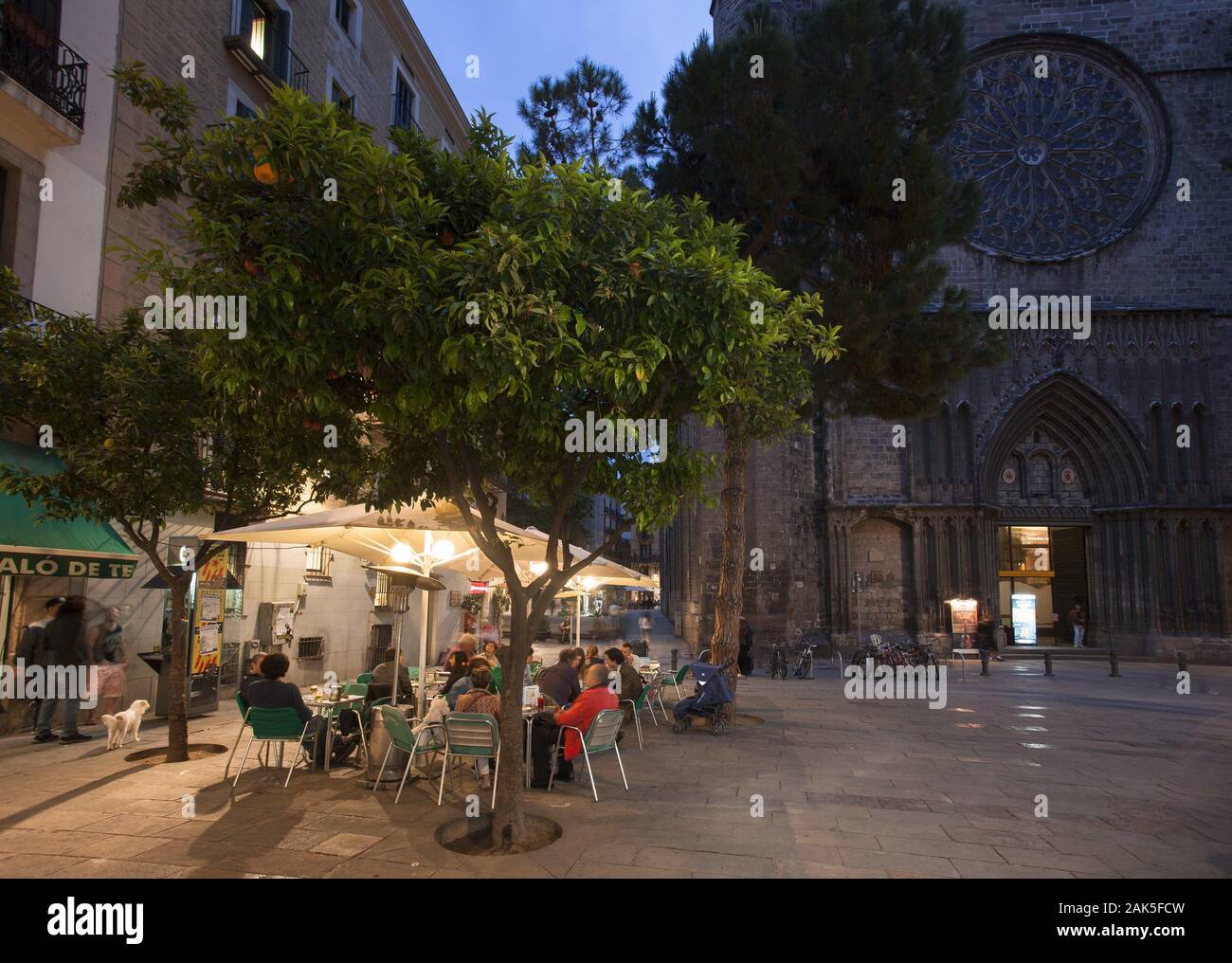 Stadtteil Barri Gotic: Abendstimmung auf der Placa del Pi mit Kirche ...