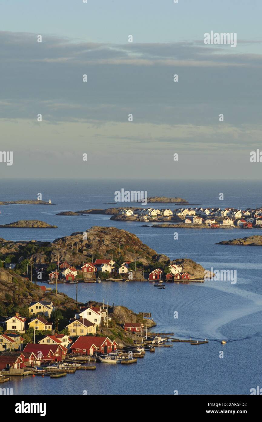 Insel Tjoern: Haeuser an der Kueste bei Roennaeng, Schweden Sueden ...