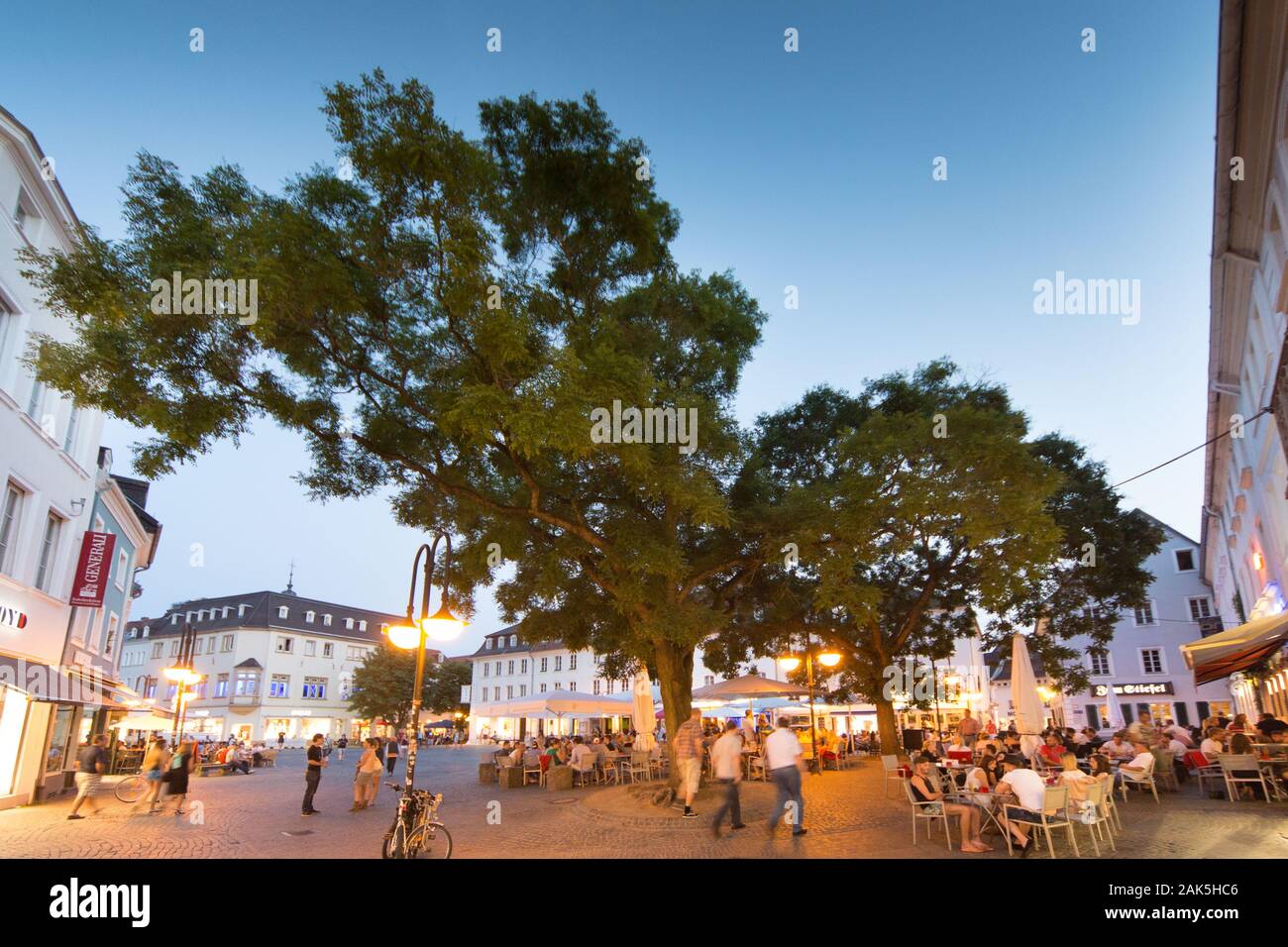 Saarbruecken: St. Johanner Markt mit Strassencafes und Restaurants, am ...