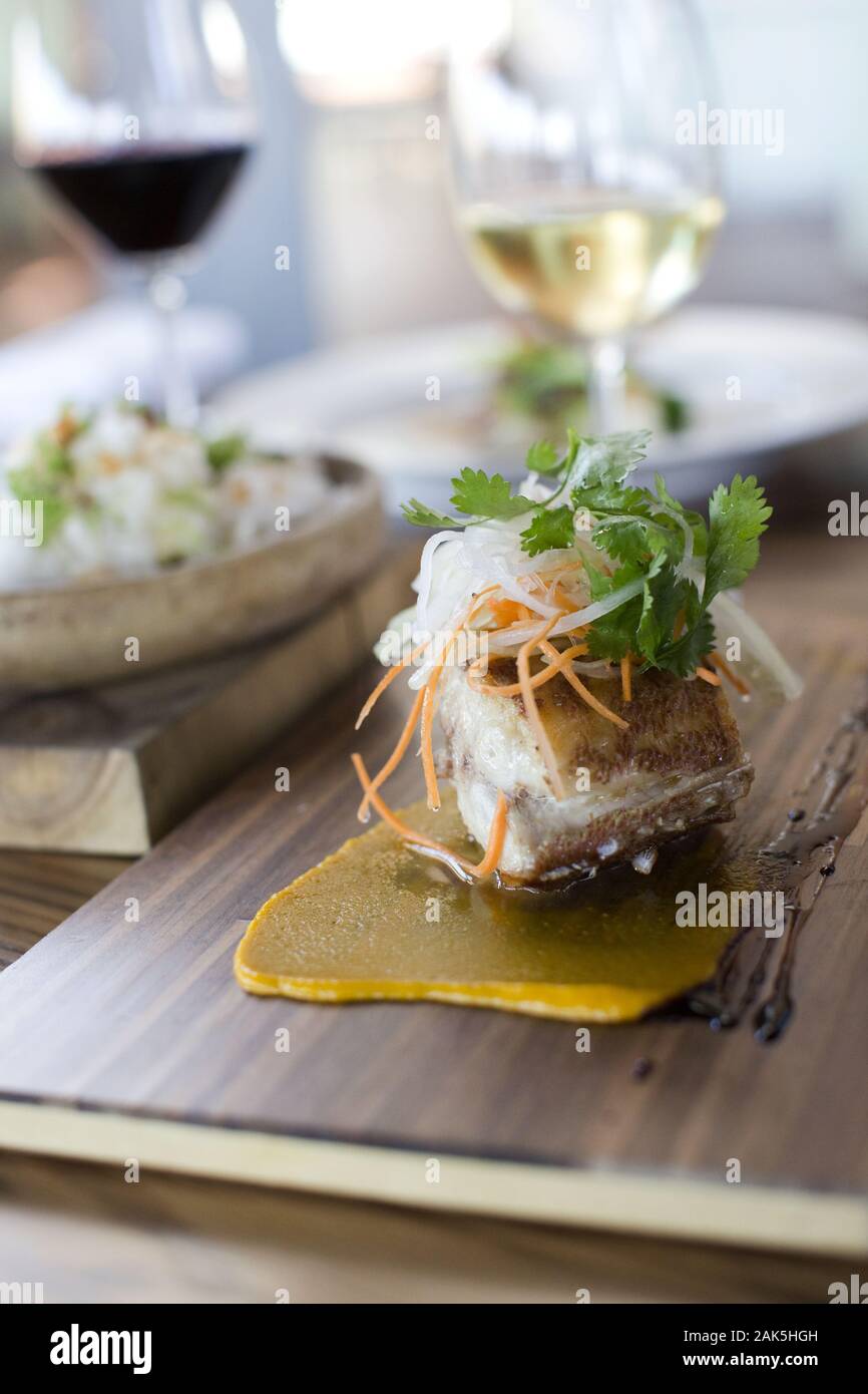 Stellenbosch: Restaurant "Overture", gebratener Fisch mit asiatischem ...
