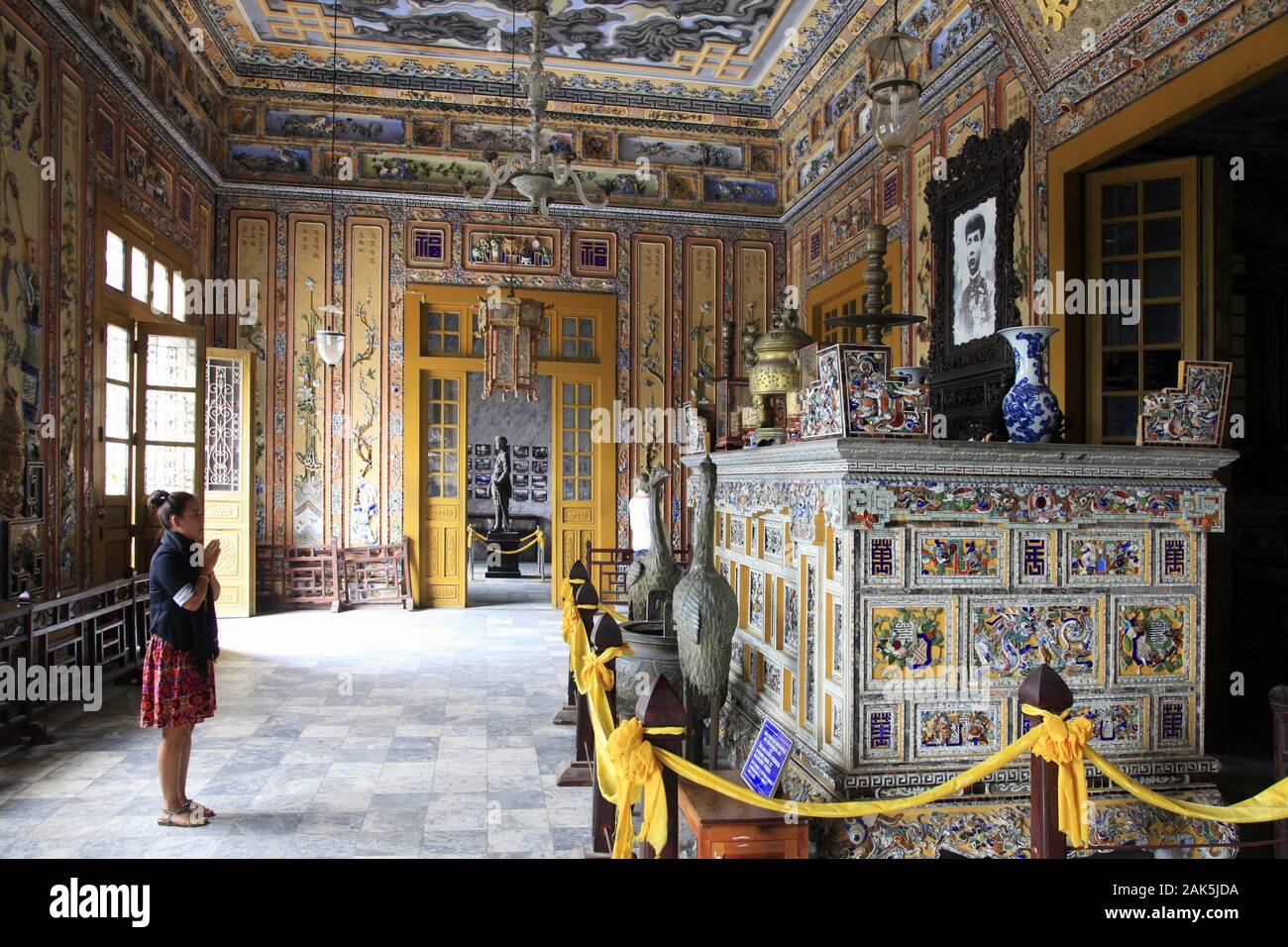 Hue: Kaisergrab von Khai Dinh mit dem Portraet des Kaisers, Vietnam ...